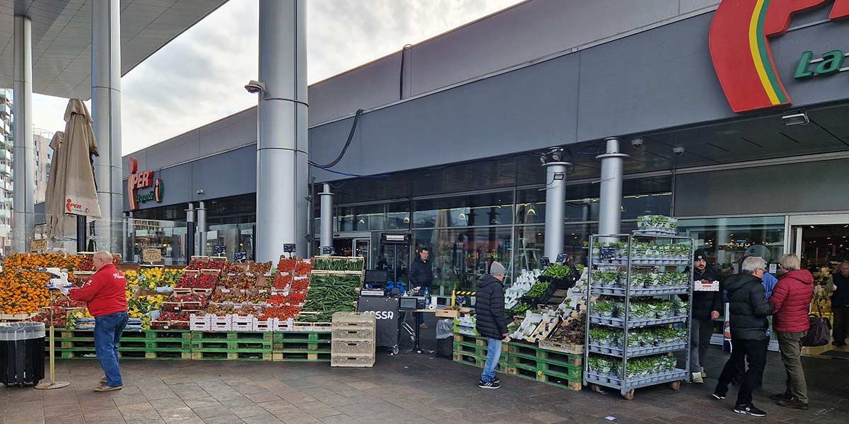 L'ortofrutta di qualità trova posto all’ingresso del supermercato ...